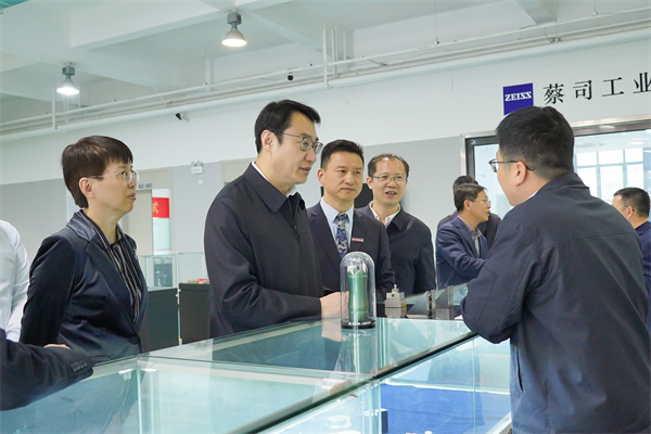 江苏省副省长赵岩一行来校调研