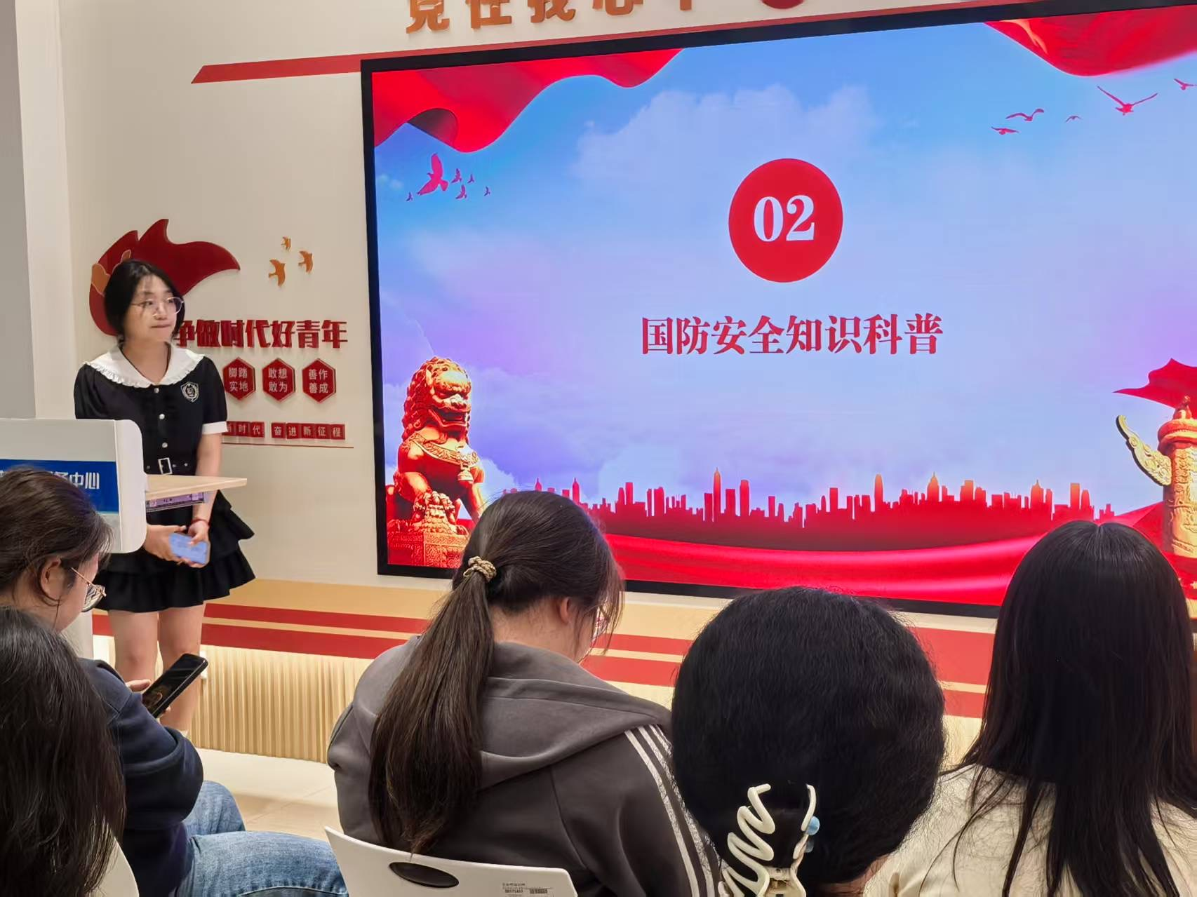 商务贸易学院开展“增强国防意识，凝聚爱国力量”主题教育活动